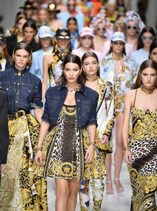 Versace još jednom odao počast slavnim devojkama i Giannijevoj eri ...