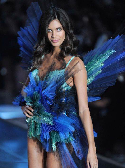 Manekenke koje nose anđeoska krila na reviji Victoria's Secret: Kakav ... Manekenke koje nose anđeoska krila na reviji Victoria's Secret: Kakav ...