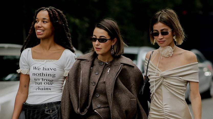 Patike u boji koje ćemo nositi za proleće 2024 | Elle