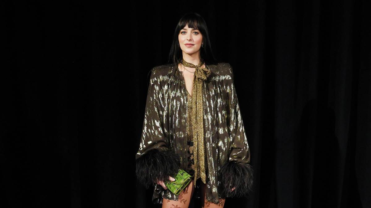 Dakota Johnson u chic kombinaciji prozirnog šortsa i štikli | Elle