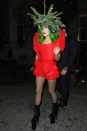 Ljubitelj nekonvencionalnih kostima: Lady Gaga kao novogodišnja jelka ...