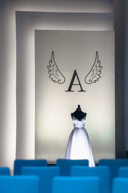 Domaći modni dizajneri napravili haljine prema skicama Angeline ...